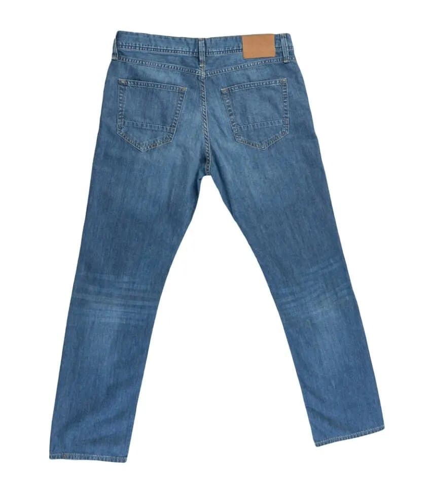 How To Wear A White Shirt With Light Blue Jeans